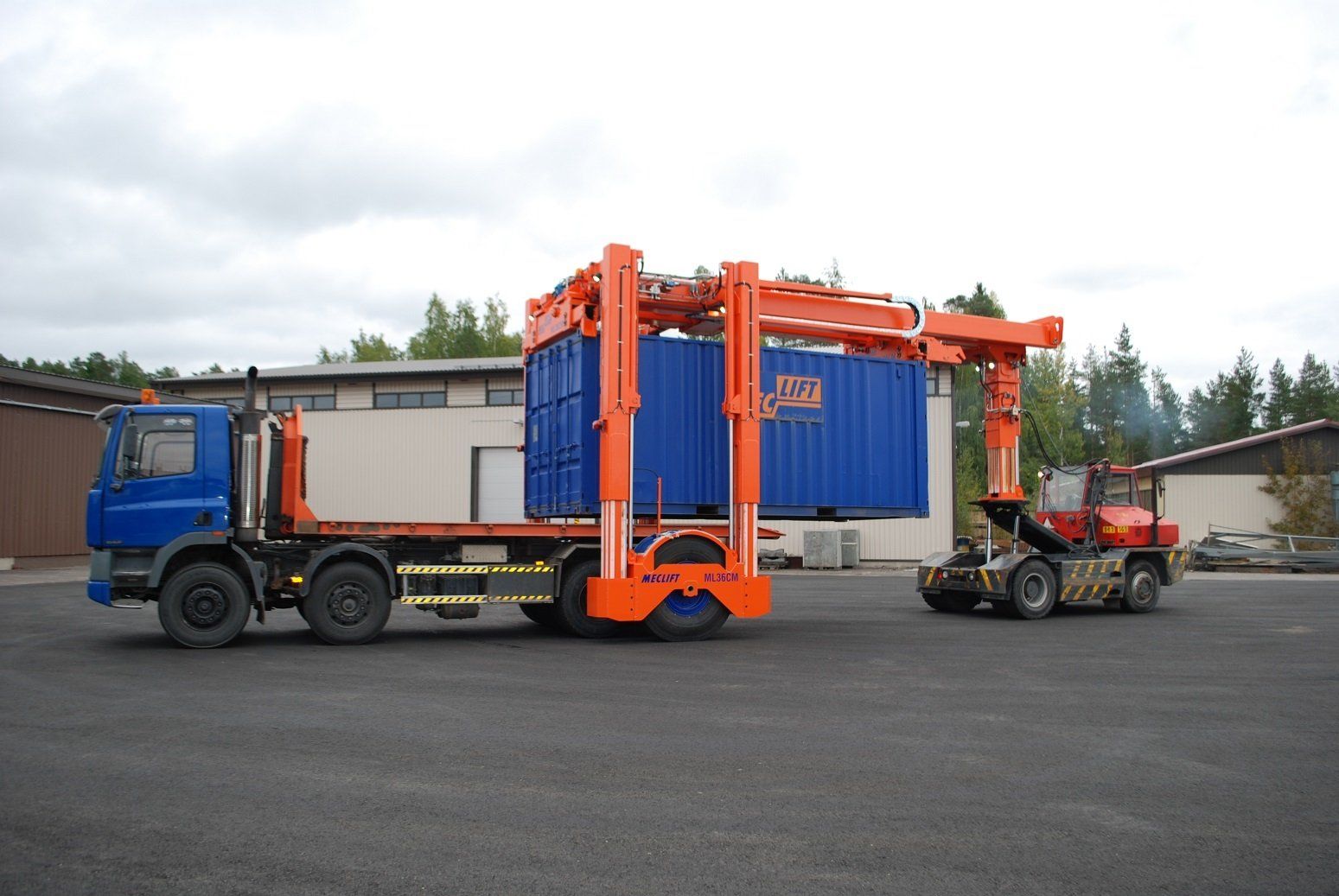 Container Mover mit Terminal Zugmaschinen