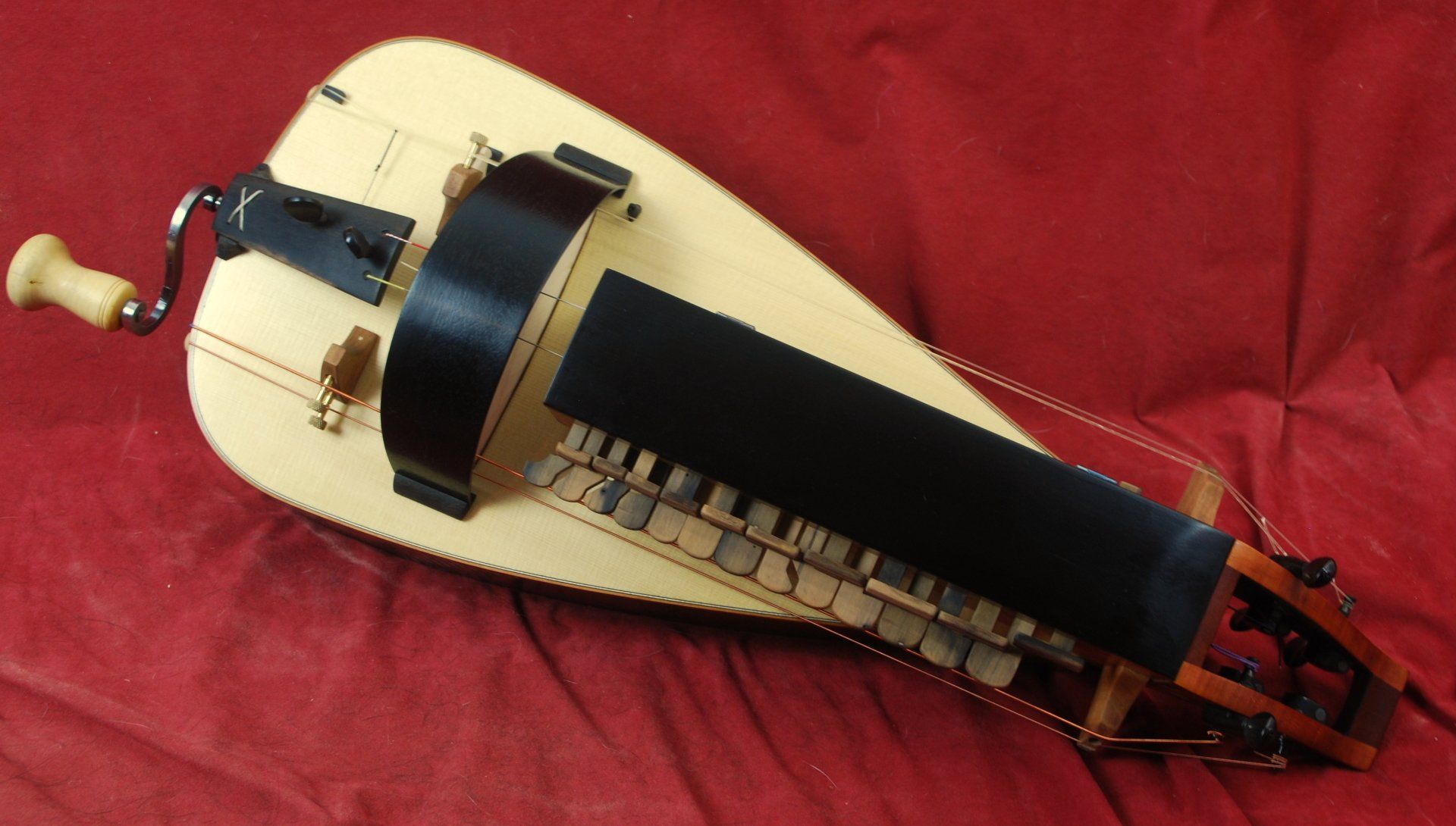 Jesús Reolid, luthier de instrumentos medievales, zanfonas.