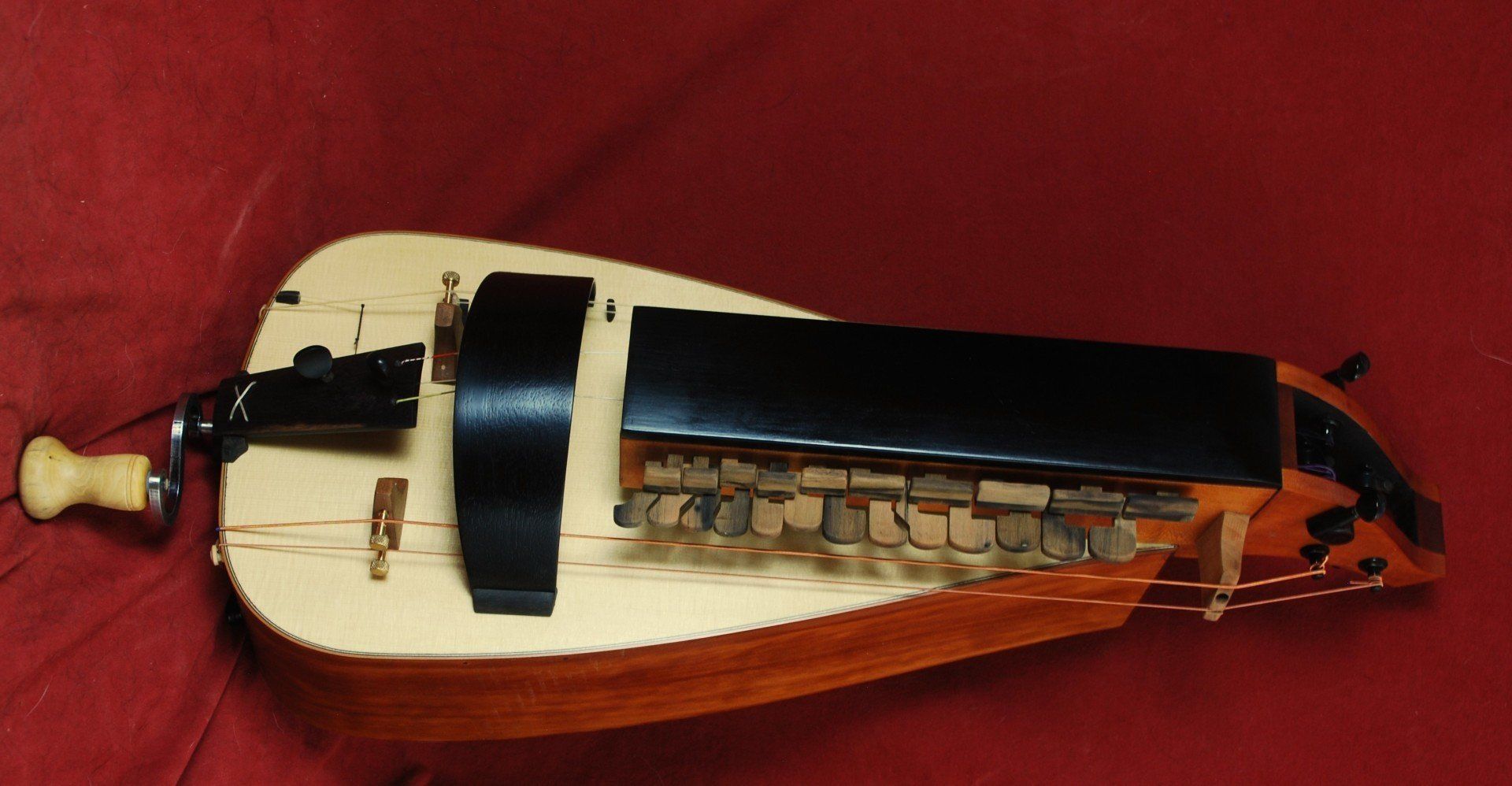 Jesús Reolid, luthier de instrumentos medievales, zanfonas.