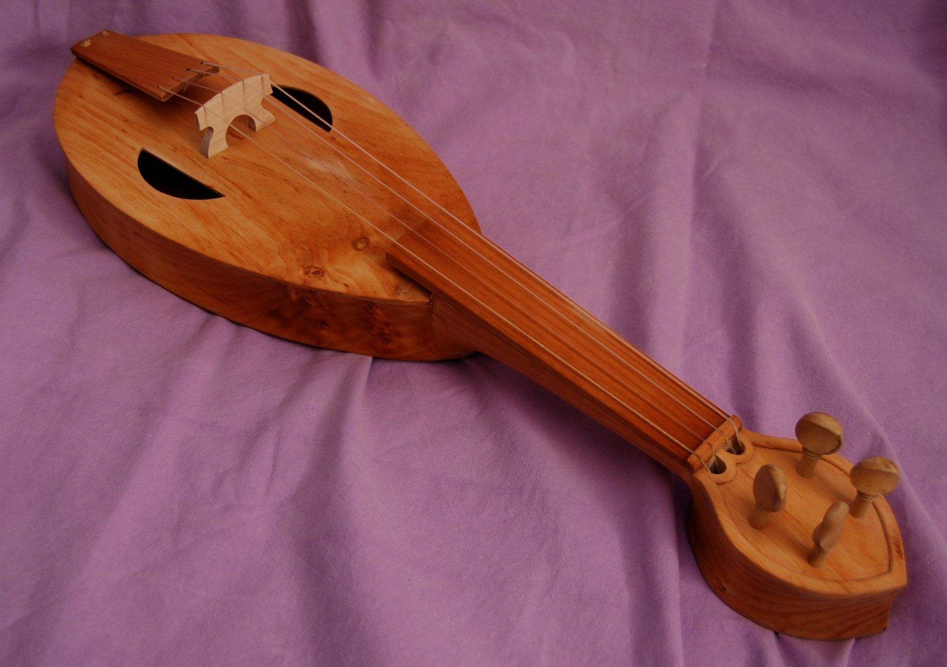 Jesús Reolid, luthier de instrumentos medievales, zanfonas.