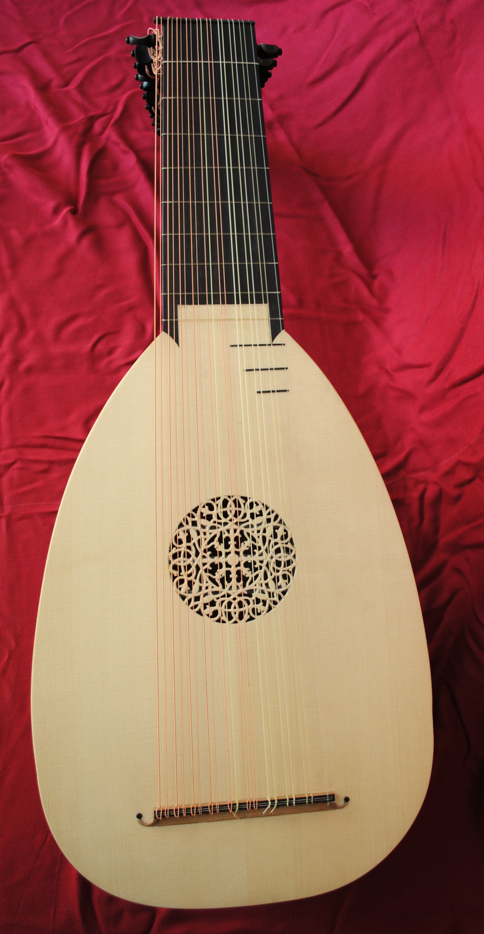 Jesús Reolid, luthier de instrumentos medievales, zanfonas.