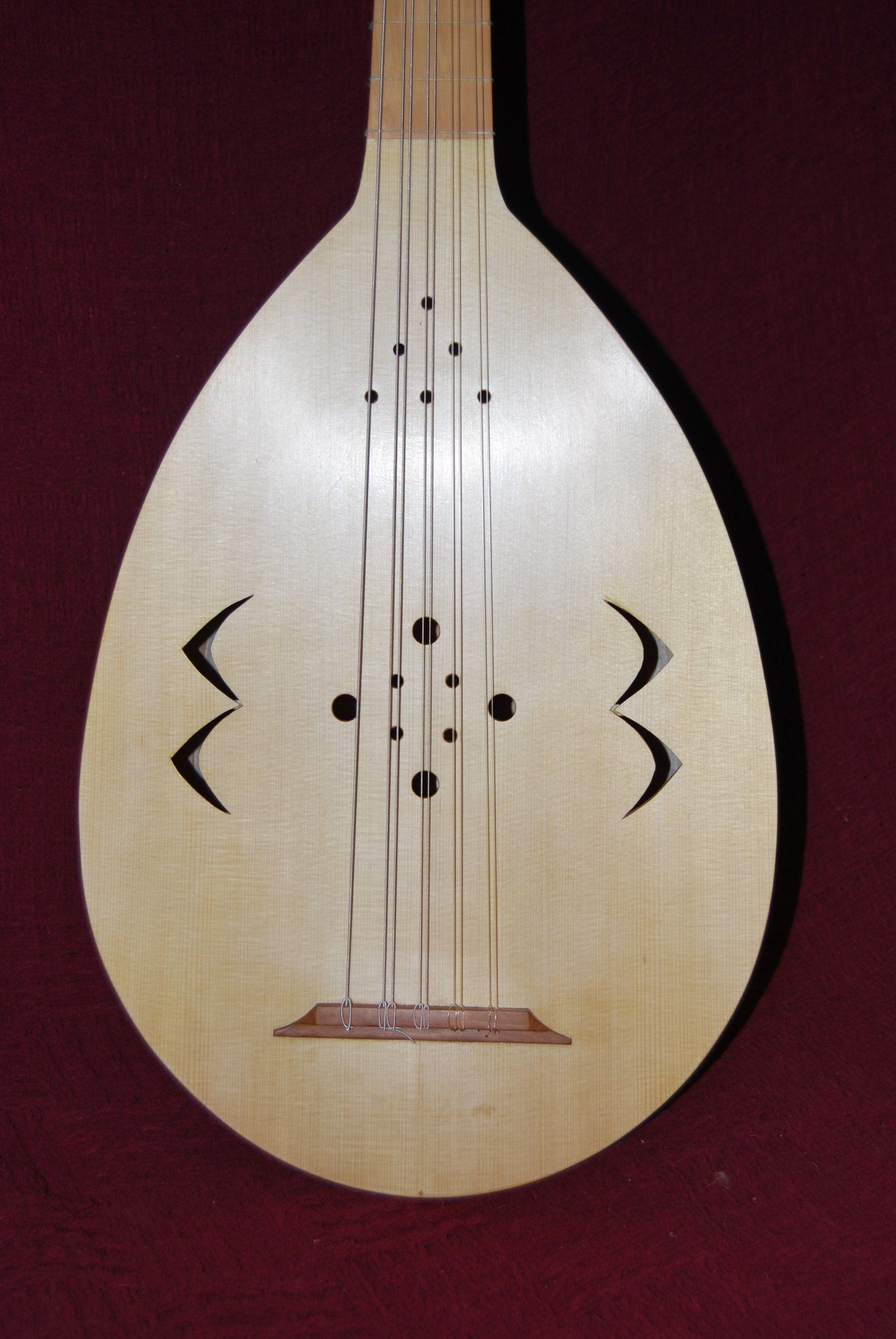 Jesús Reolid, luthier de instrumentos medievales, zanfonas.