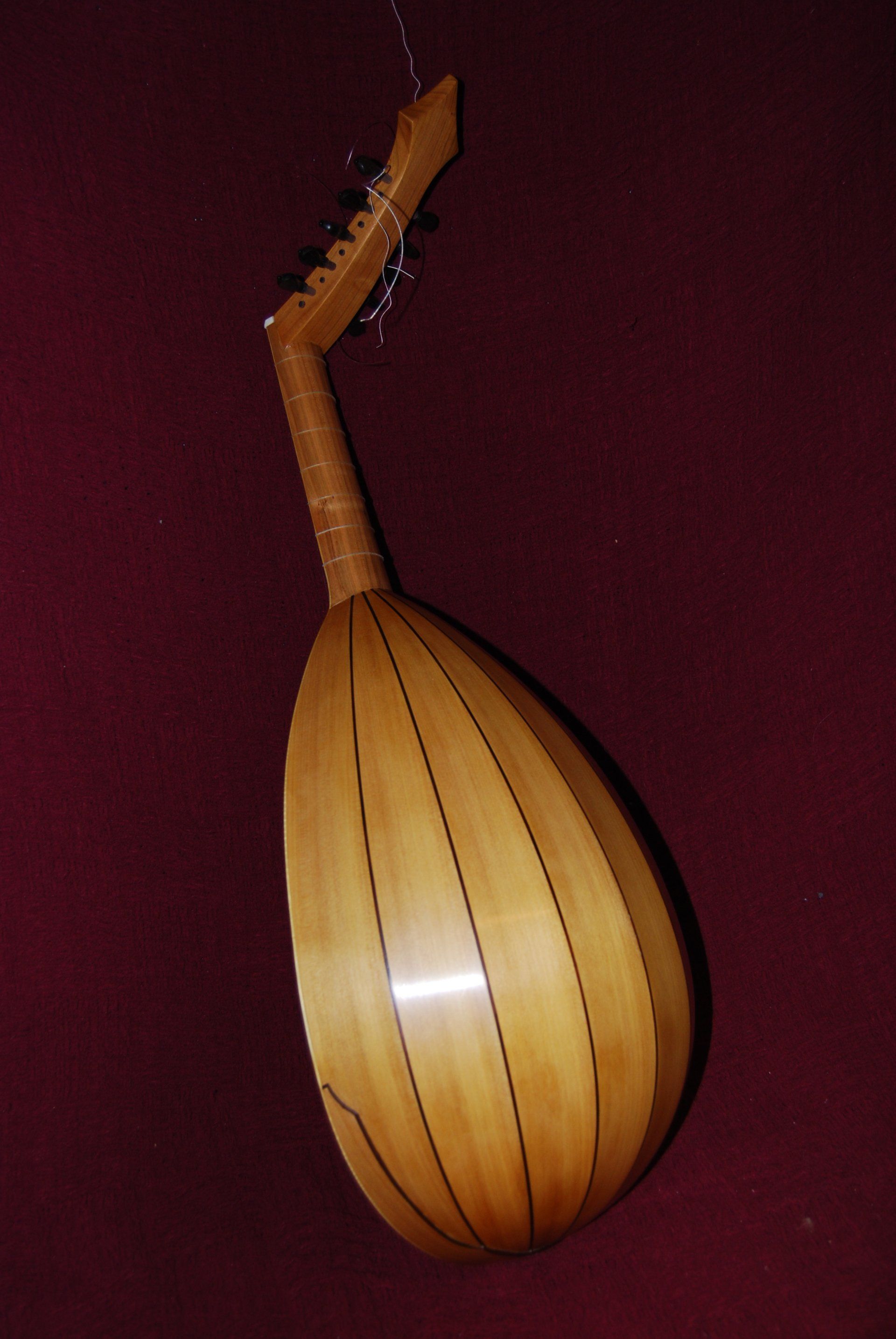 Jesús Reolid, luthier de instrumentos medievales, zanfonas.