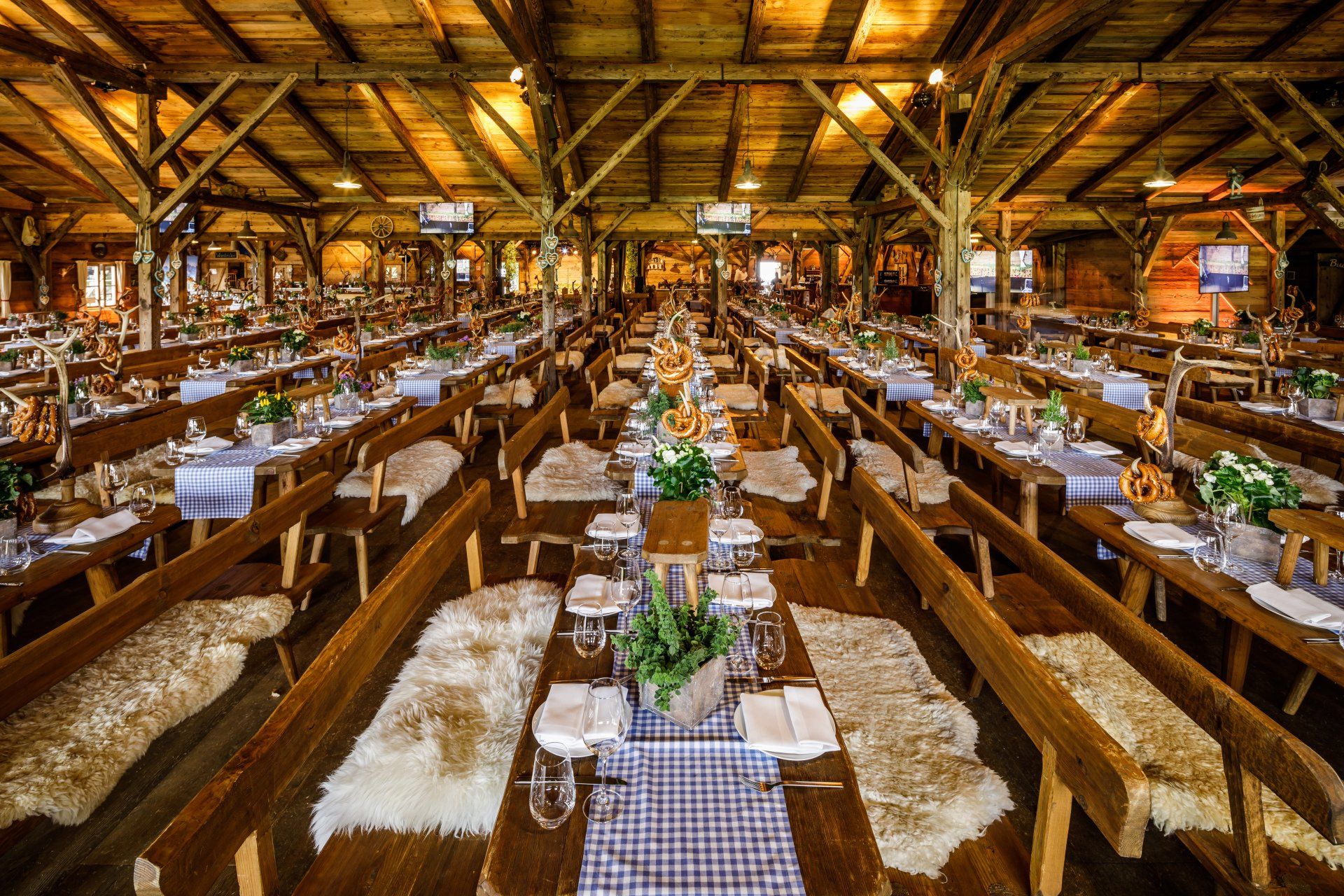 Tagen und Feiern auf der Alm in München.