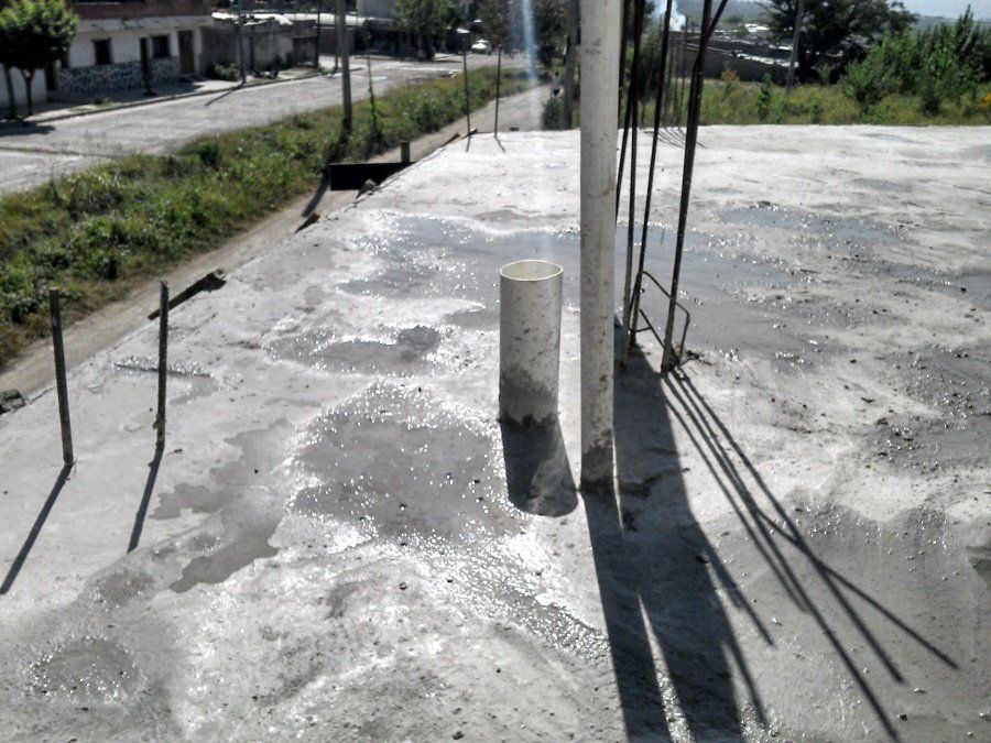 ¿Por qué se hace Polvo una superficie de concreto?