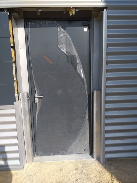 Porte issue de secours simple