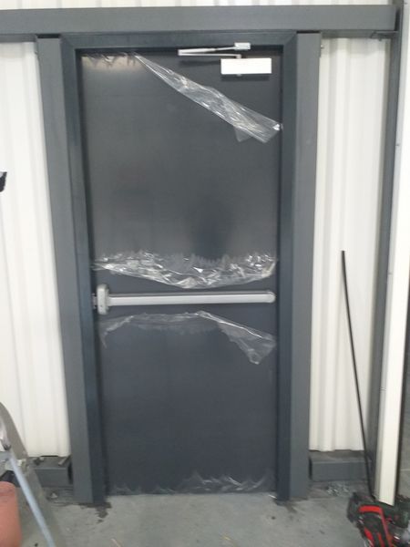Porte issue de secours simple