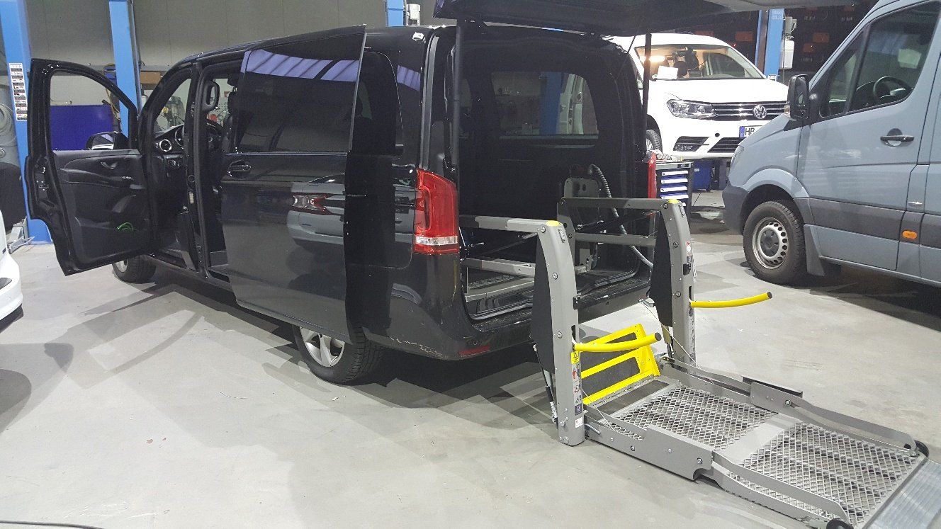 AMF Linearlift Rollstuhllifter im Heck von ASP Behindertenfahrzeuge Bremen