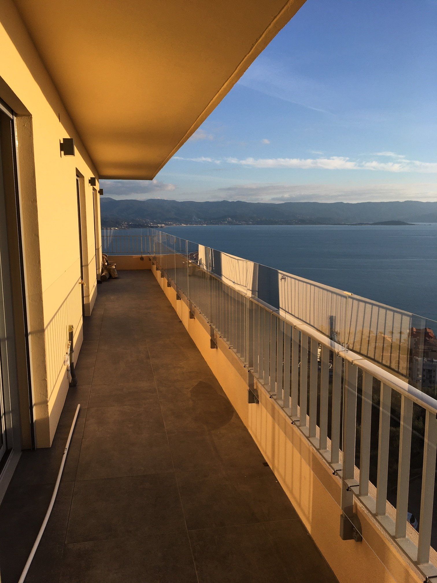 Protection balcon Plexiglas : barrière et garde corps sur mesure