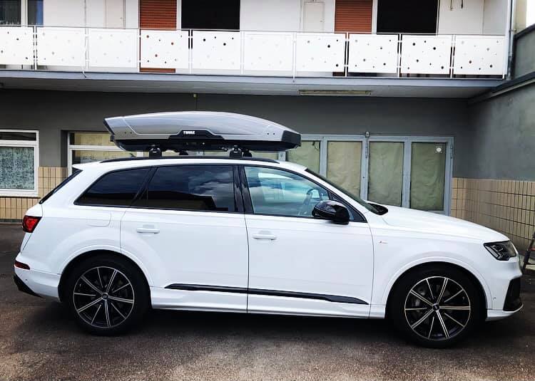 Audi A4 Avant mit Dachträger und Thule Dachbox