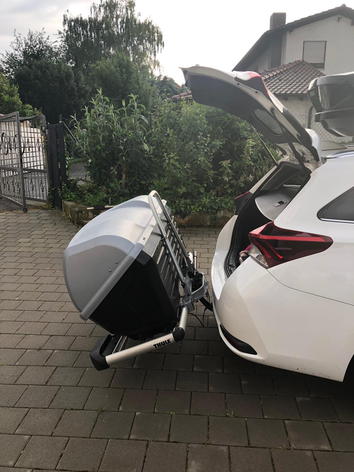 Die Heckbox Thule BackUp 900 erweitert den Stauraum bis 420l