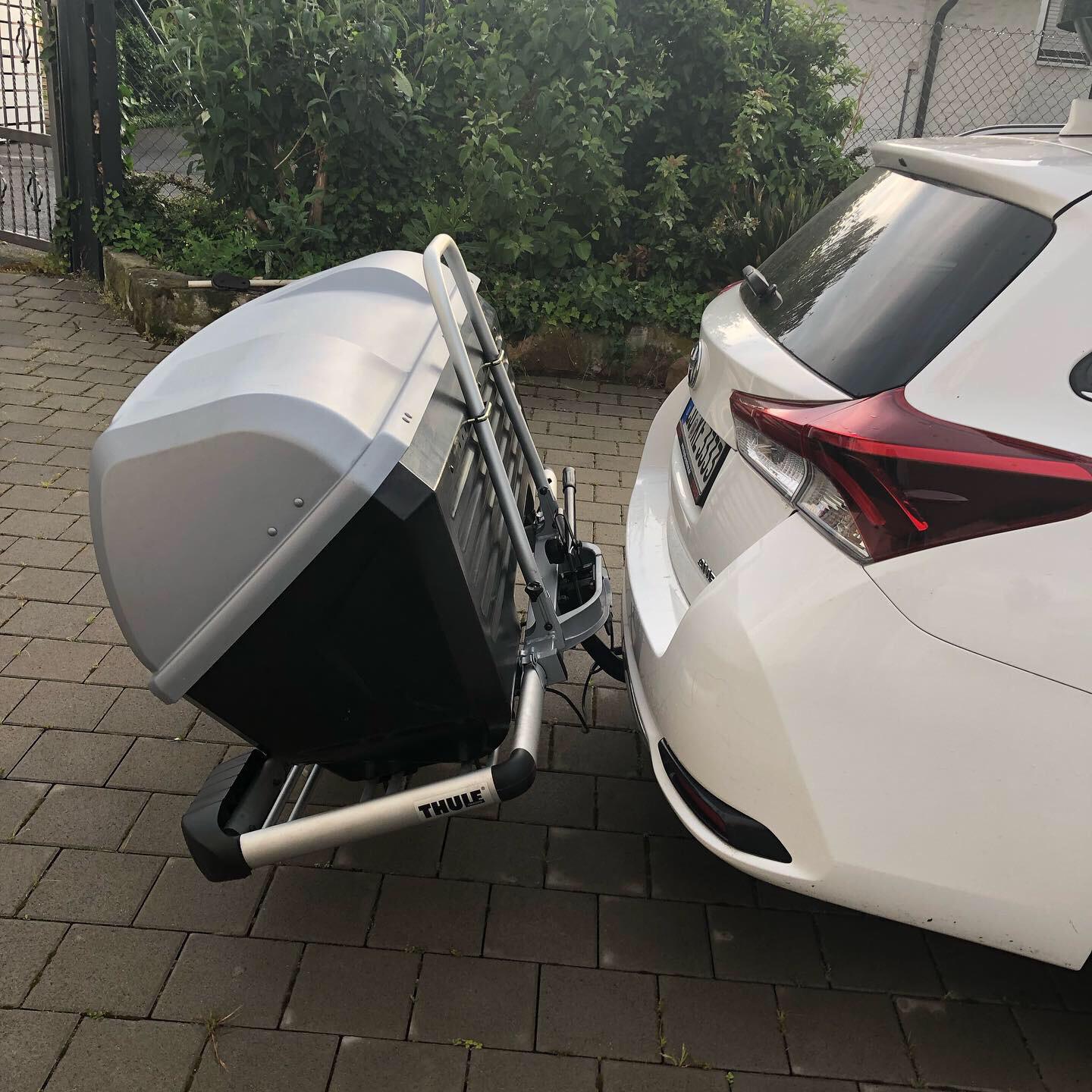 Die Heckbox Thule BackUp 900 erweitert den Stauraum bis 420l