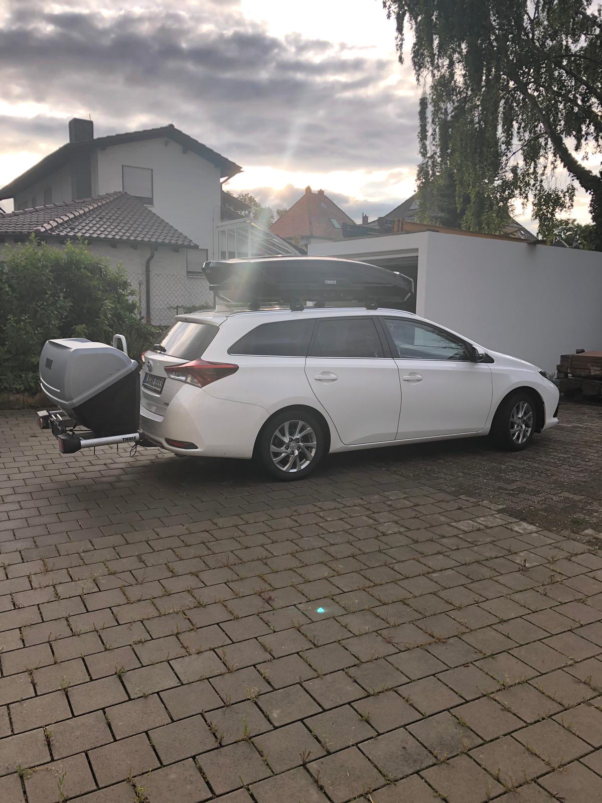 Die Heckbox Thule BackUp 900 erweitert den Stauraum bis 420l