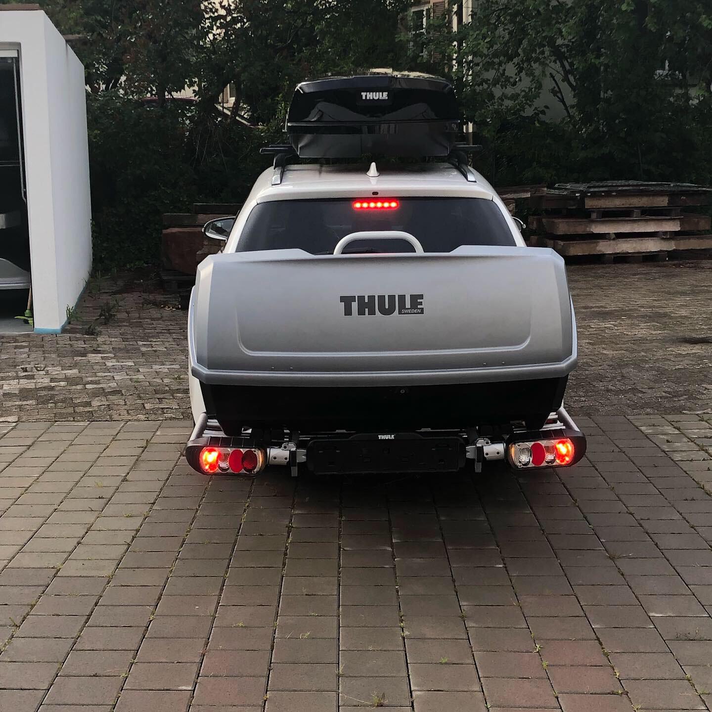 Die Heckbox Thule BackUp 900 erweitert den Stauraum bis 420l