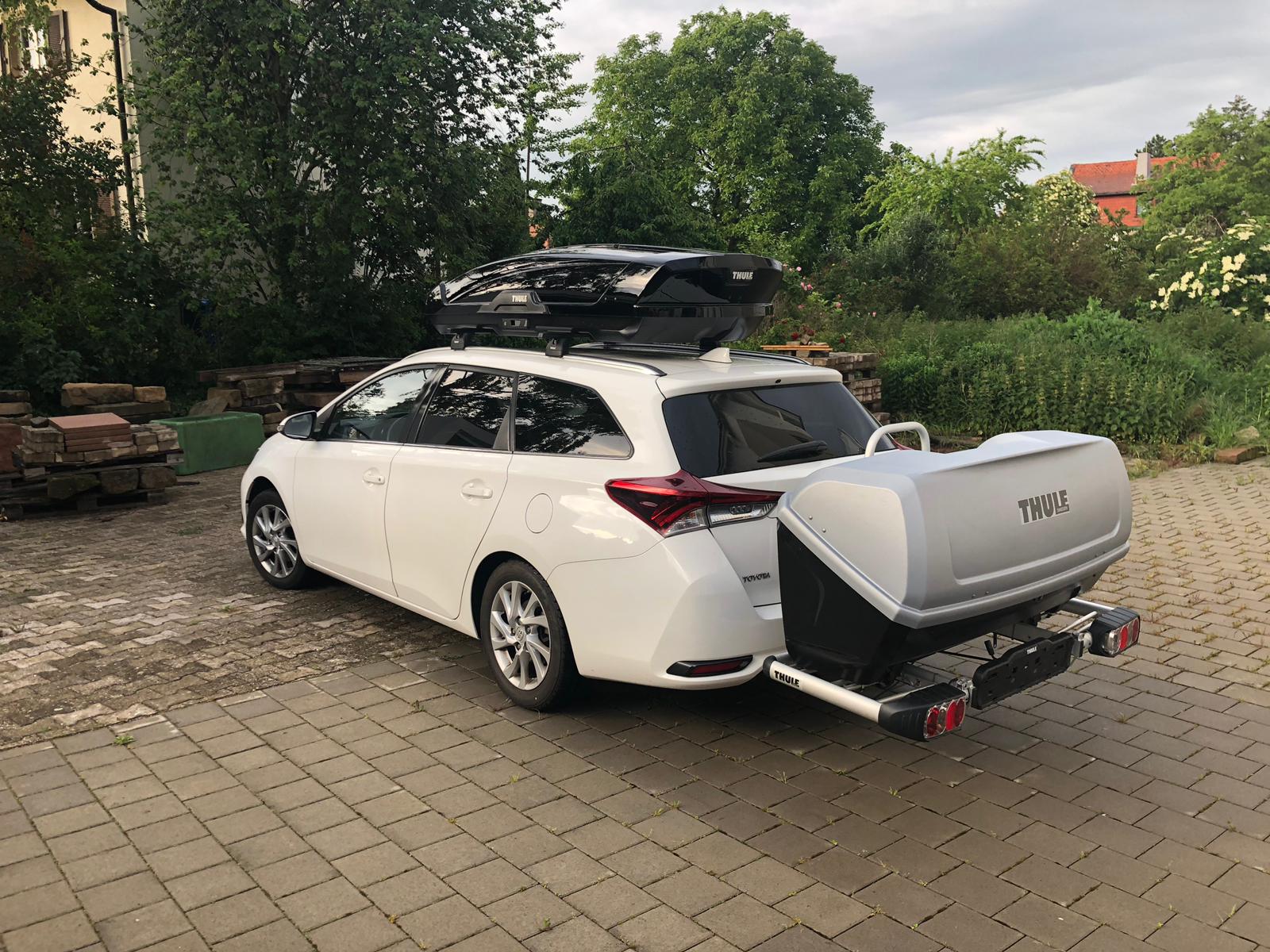 Die Heckbox Thule BackUp 900 erweitert den Stauraum bis 420l