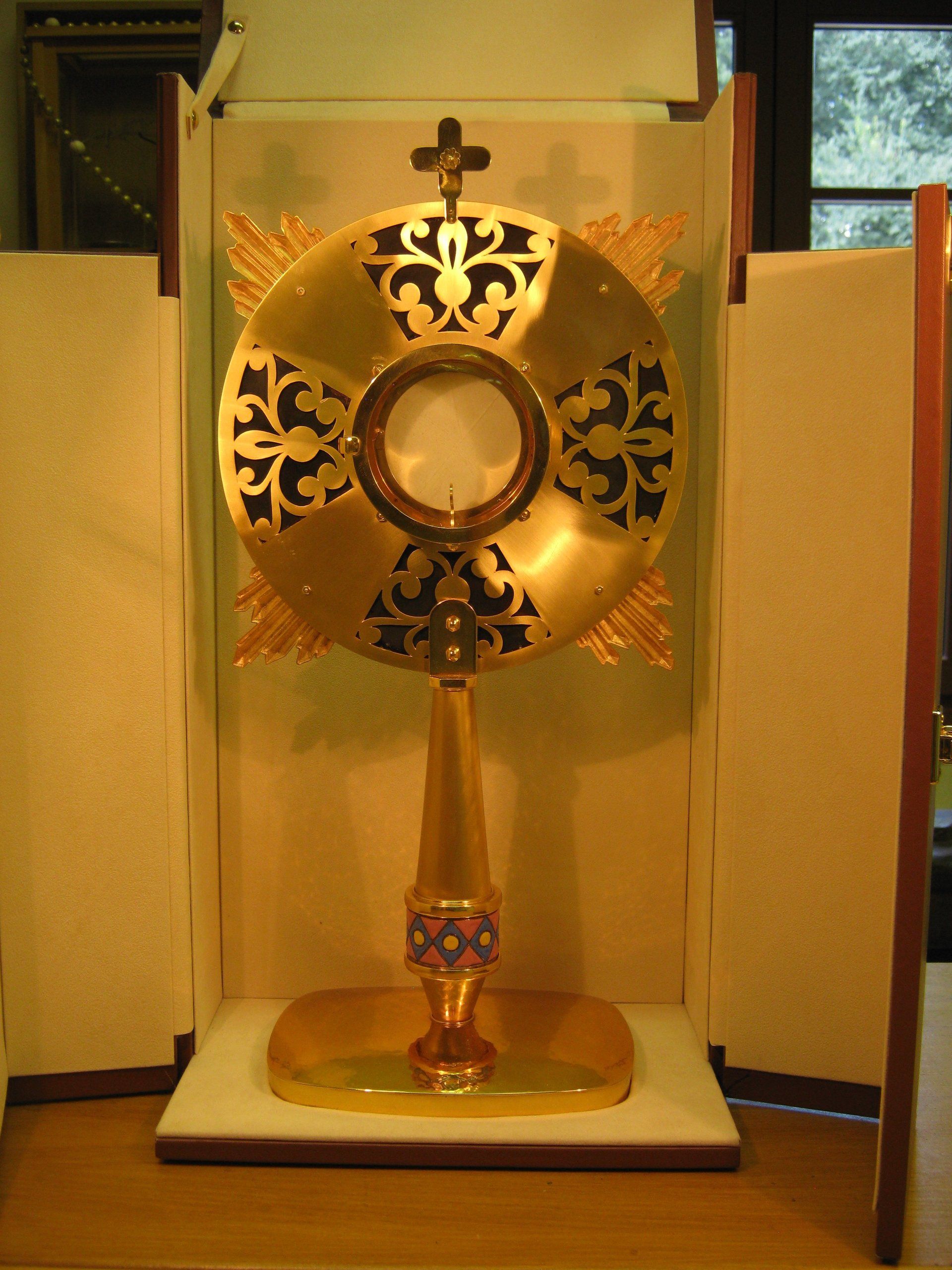 Ostensorio "Angeli oranti" in metallo dorato, smalti a fuoco e gemme