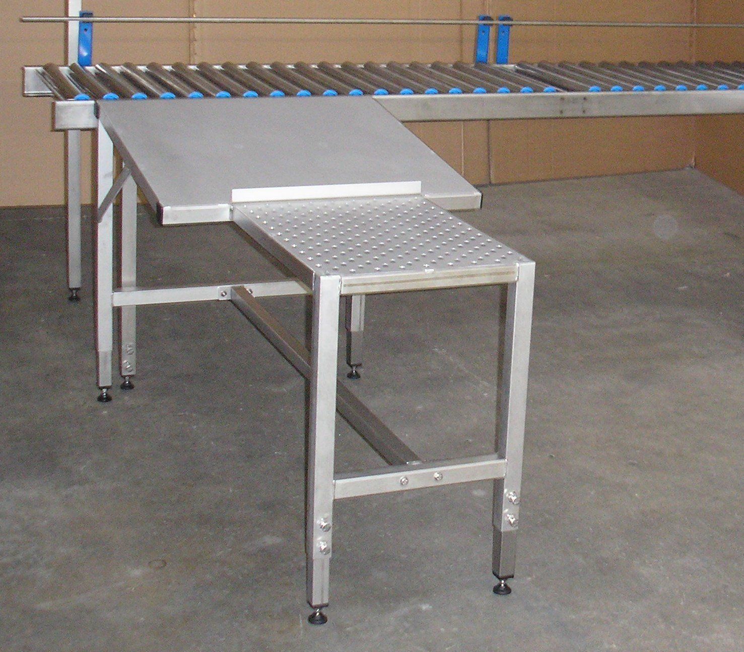 Tables et convoyeurs à rouleaux par CMAT