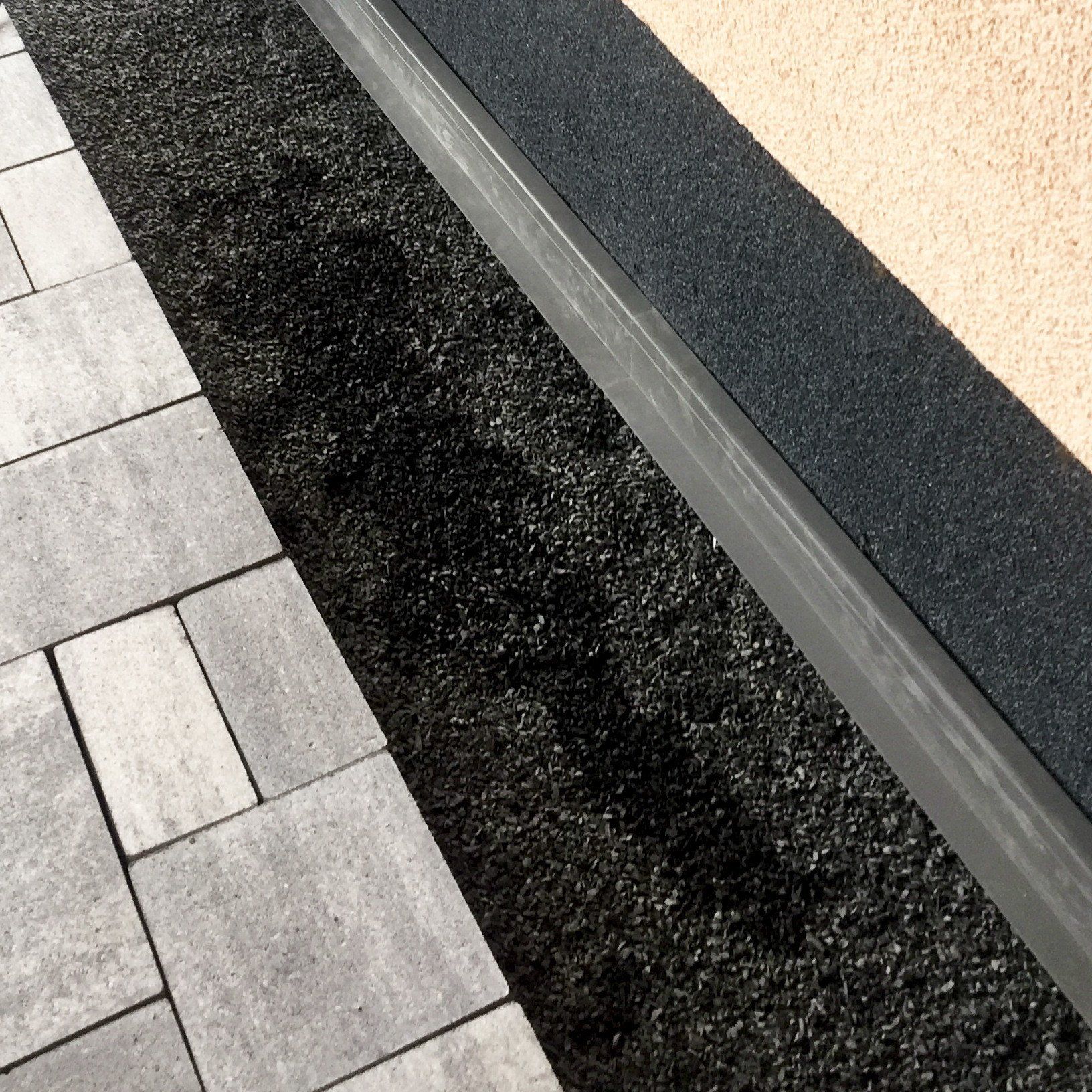 Pflasterrand -- einfach schöne Kante am Wandanschluss und Sockel pflastern