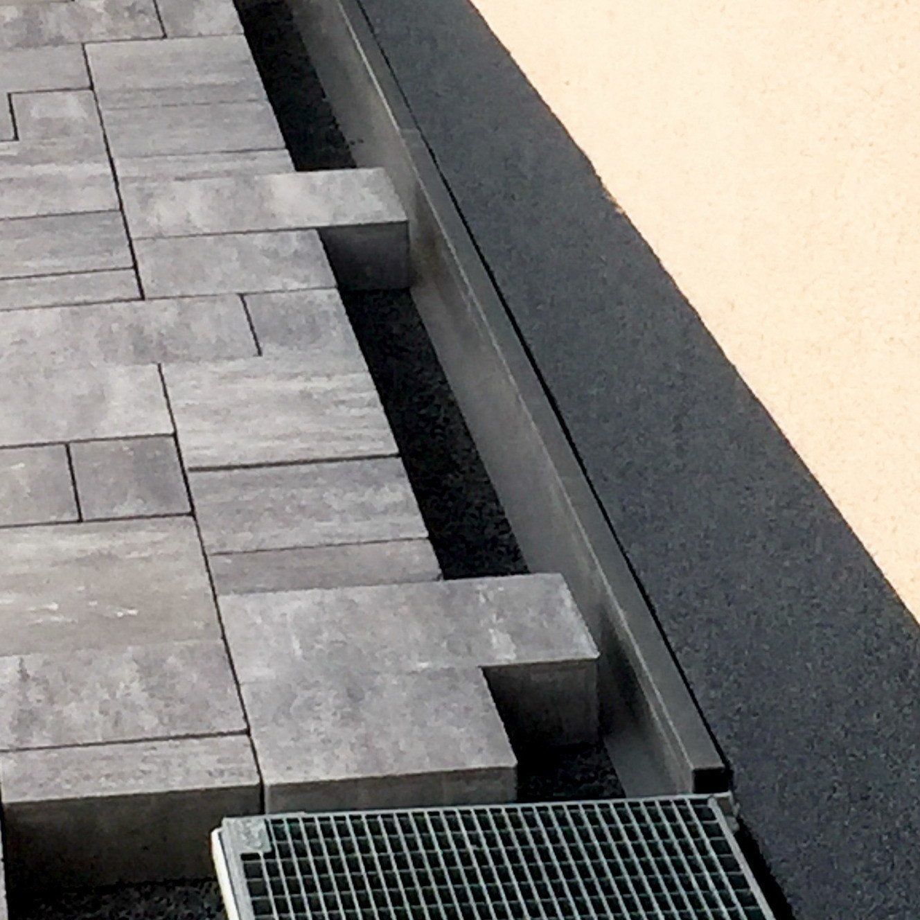 Pflasterrand -- einfach schöne Kante am Wandanschluss und Sockel pflastern