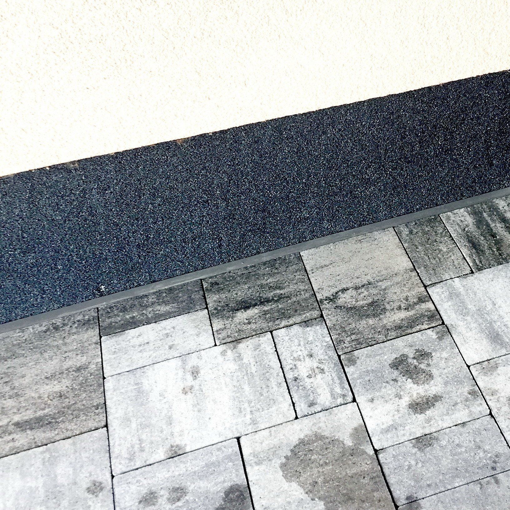 Pflasterrand -- einfach schöne Kante am Wandanschluss und Sockel pflastern