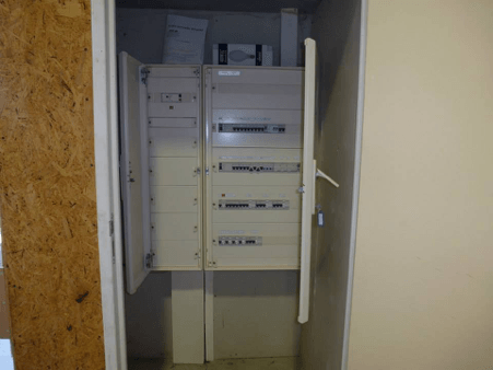 Faut-il être habilité pour pénétrer dans un local électrique