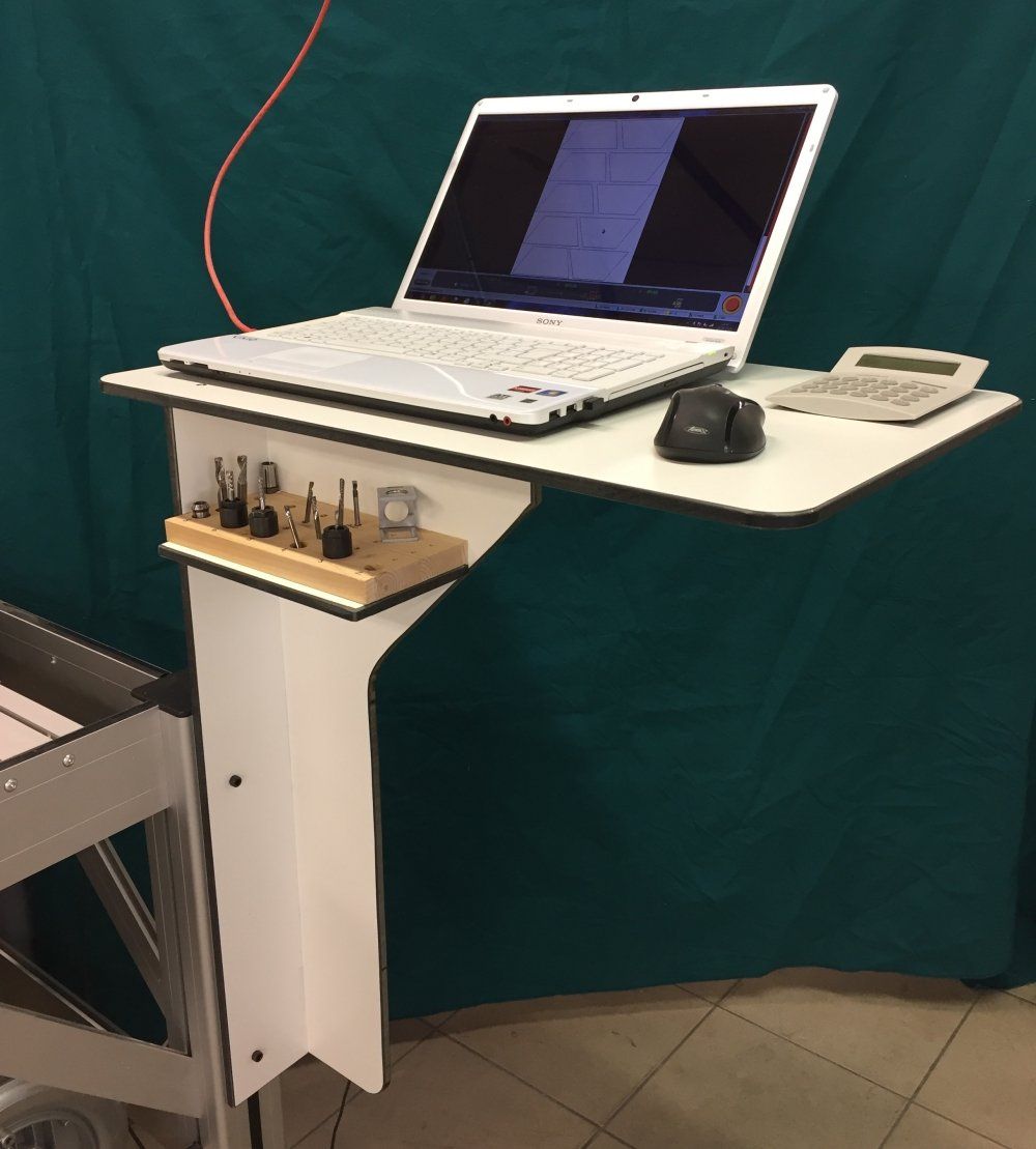 Création de consoles en stratifié compact pour poste informatique