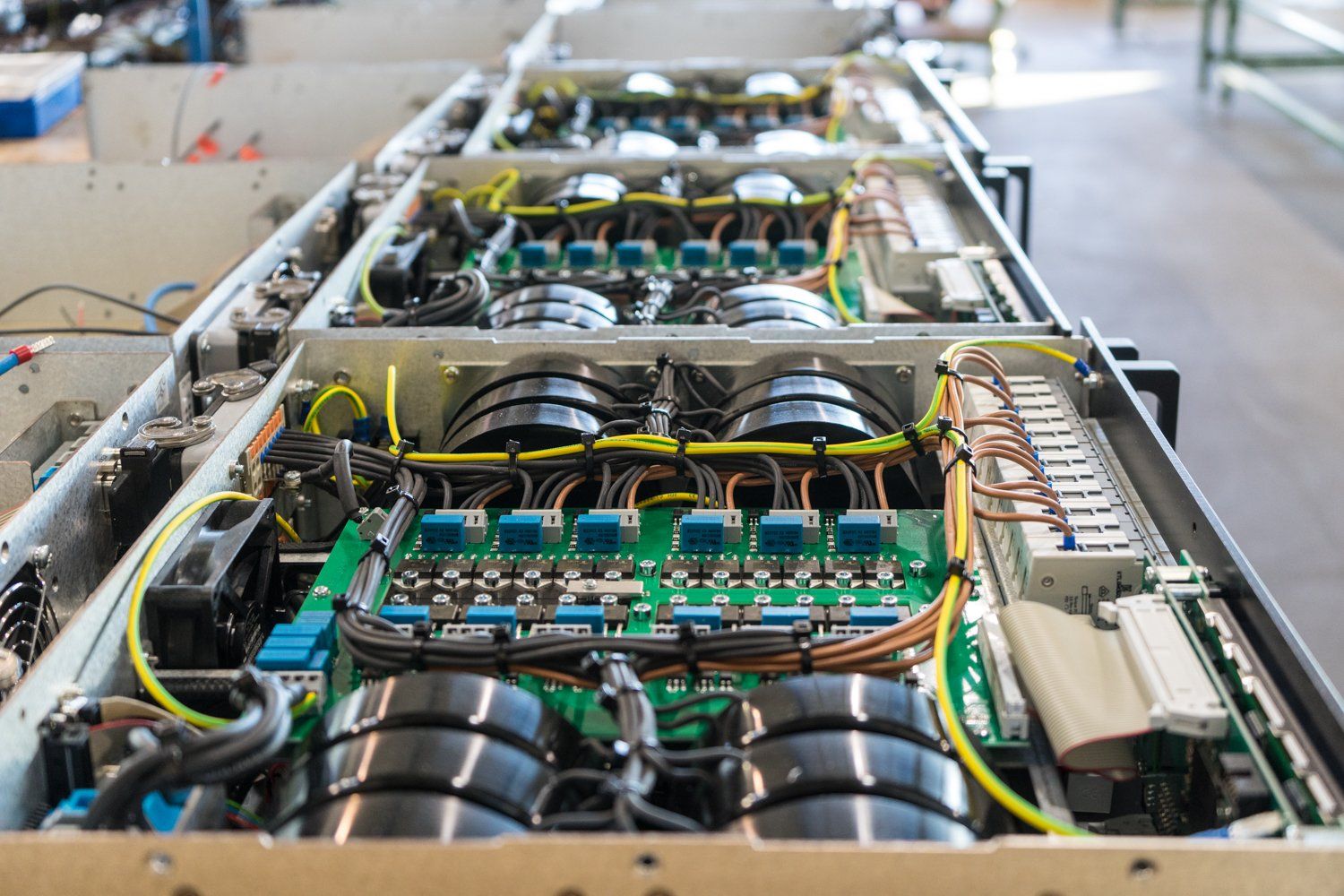 Kabelbaumfertigung - Crimpen, Löten, Vertrahten