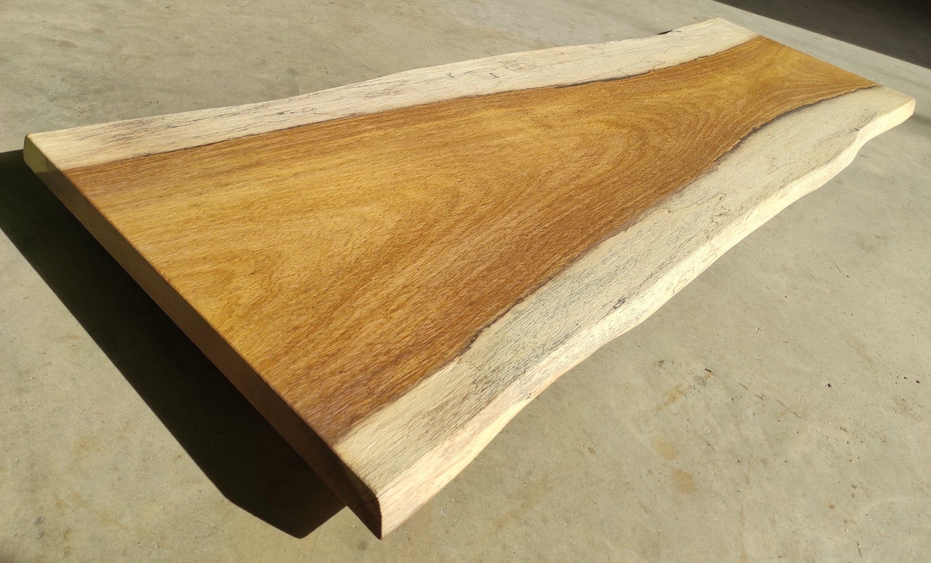 Table bois exotique brut massif bords naturels en iroko