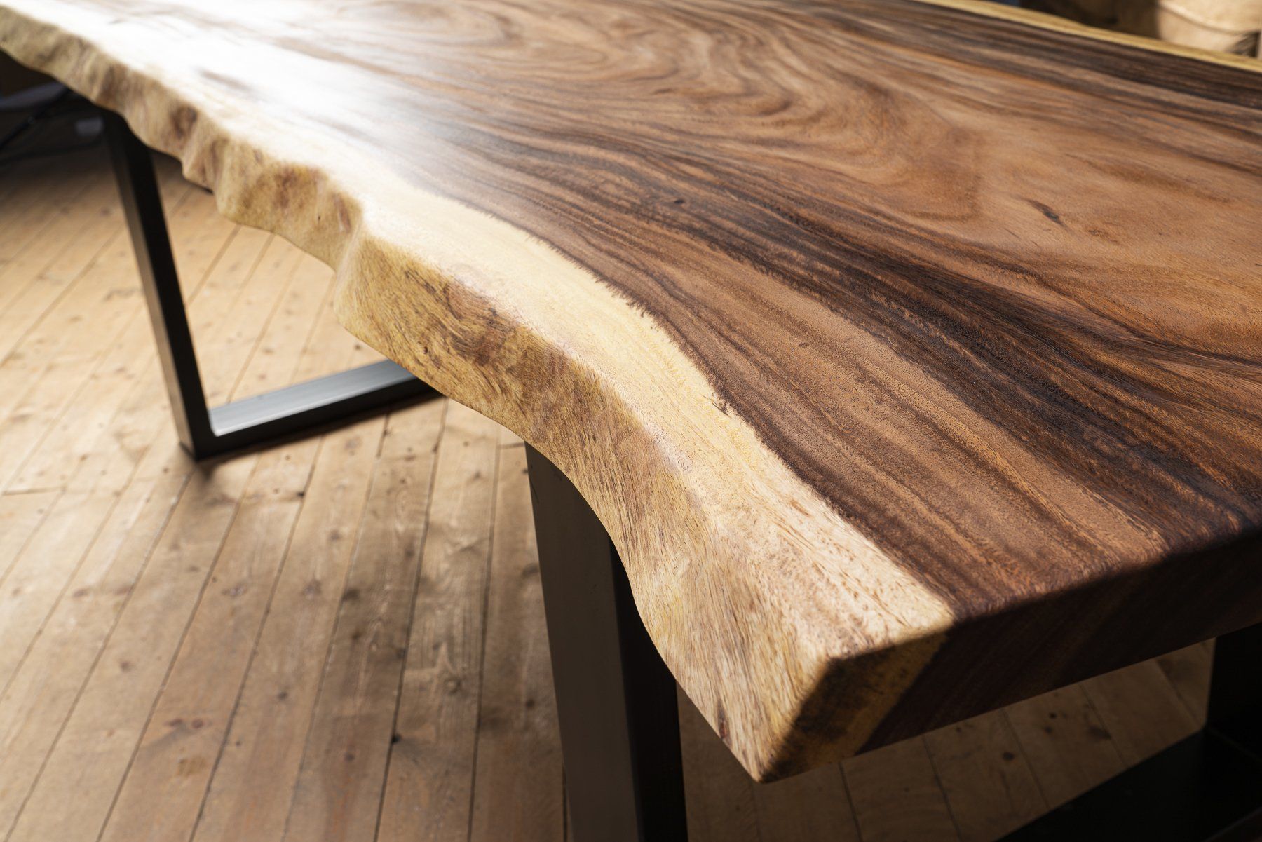 Table exotique brut massif tranche arbre type suar
