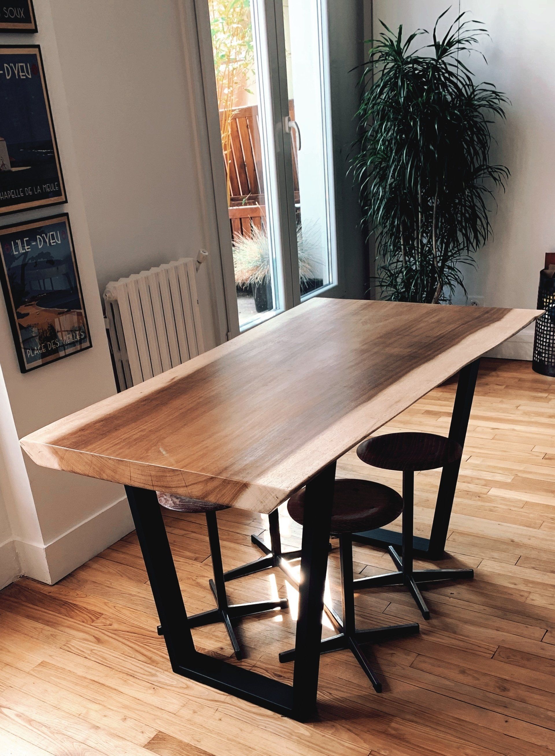 Table bois exotique brut massif bords naturels en iroko