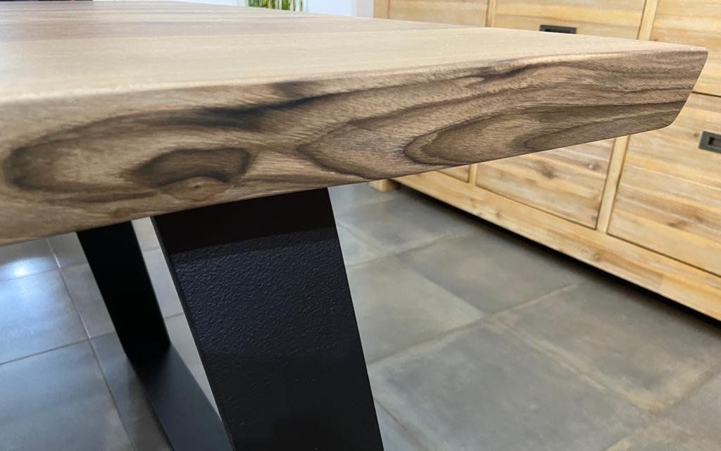 Grande table en noyer massif live edge