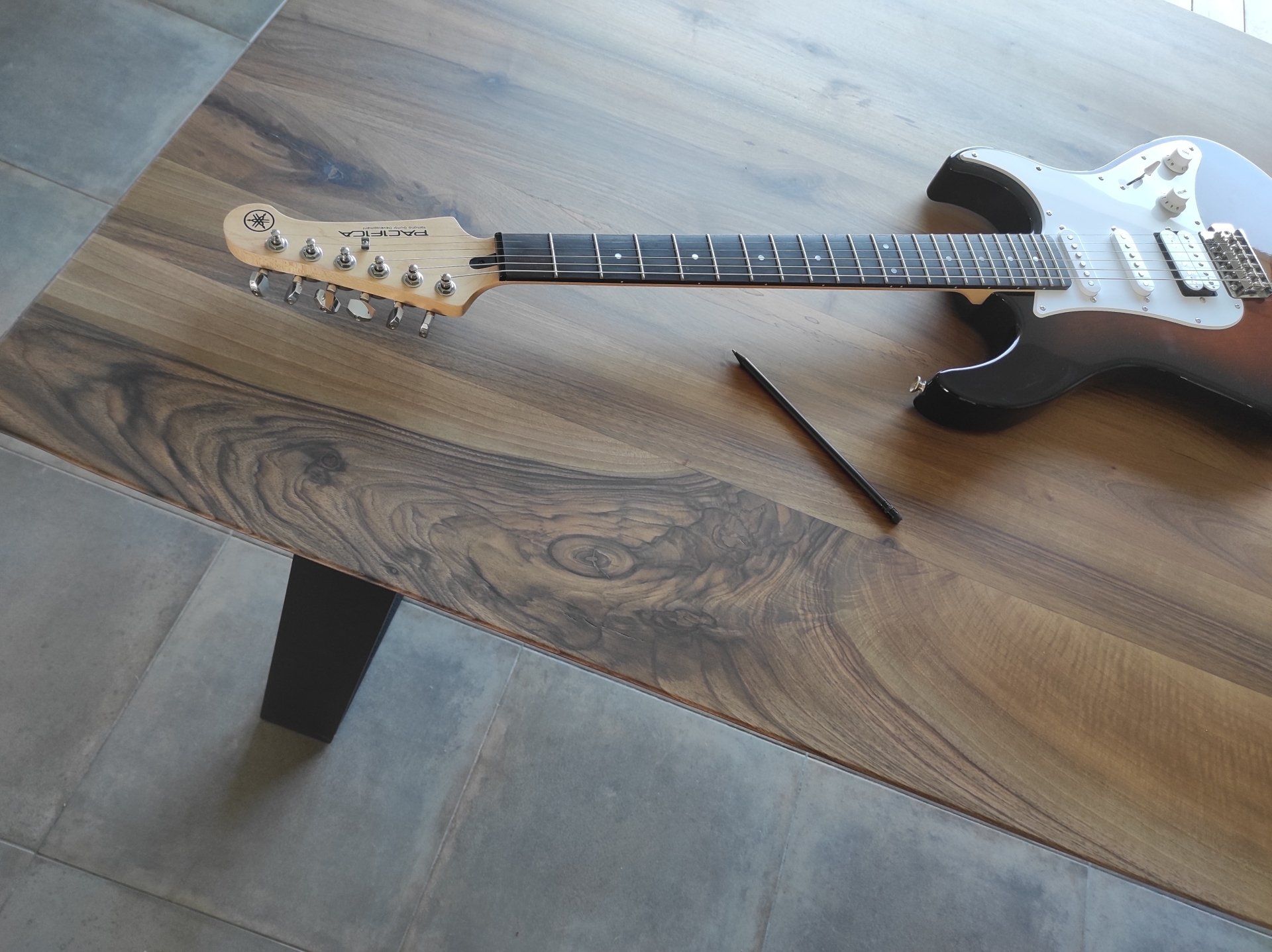 Grande table en noyer massif live edge