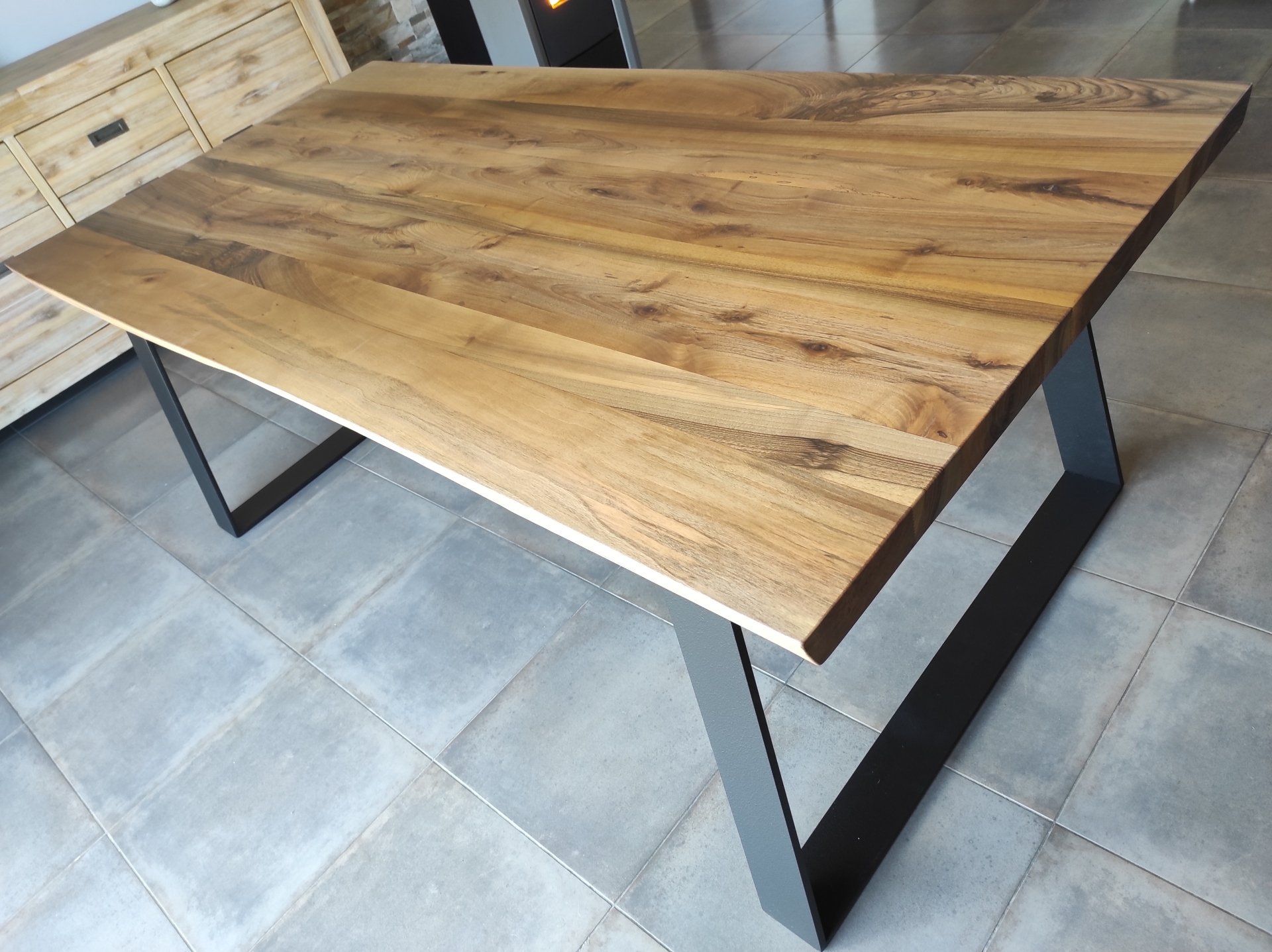 Grande table en noyer massif live edge