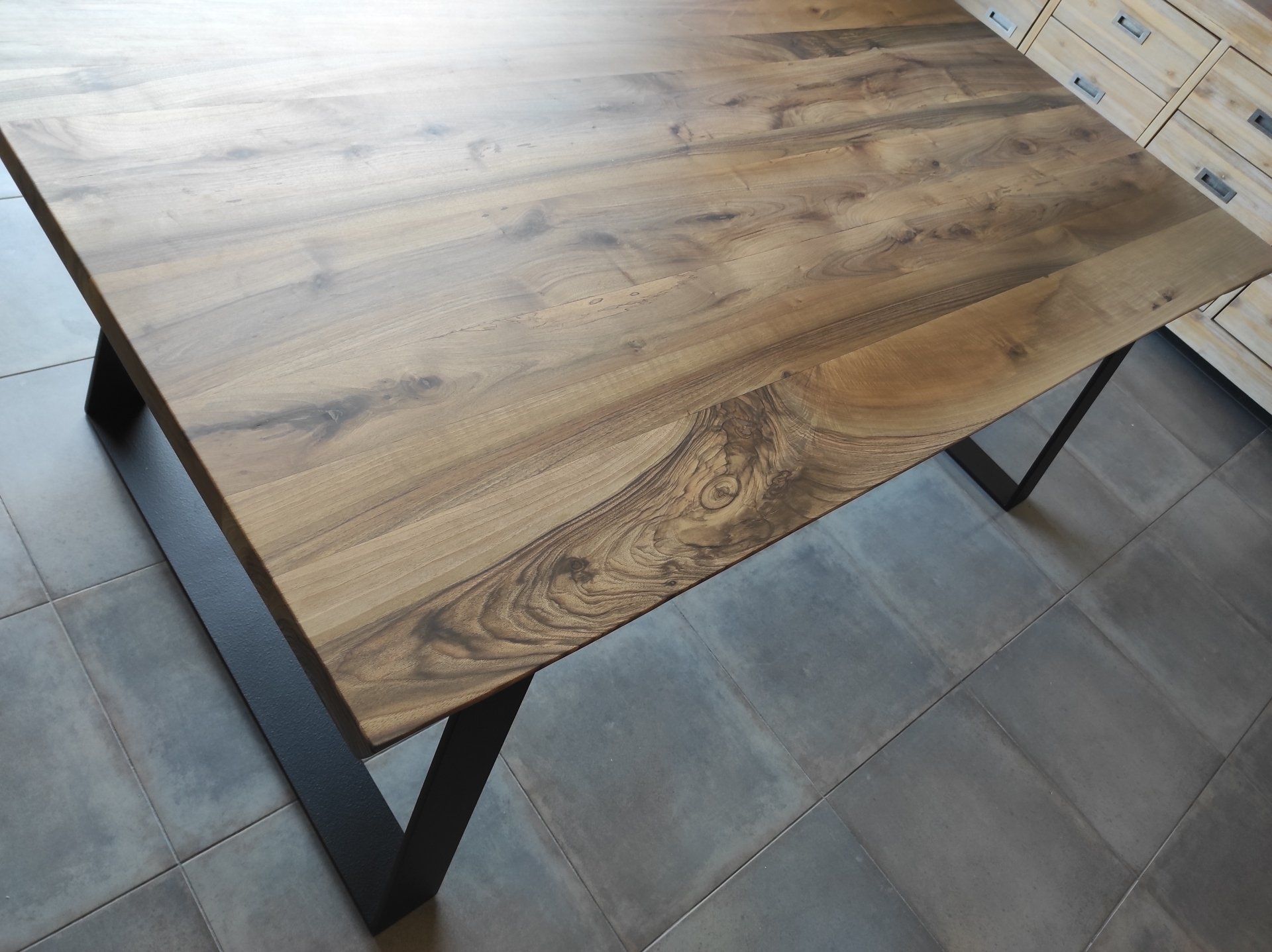 Grande table en noyer massif live edge