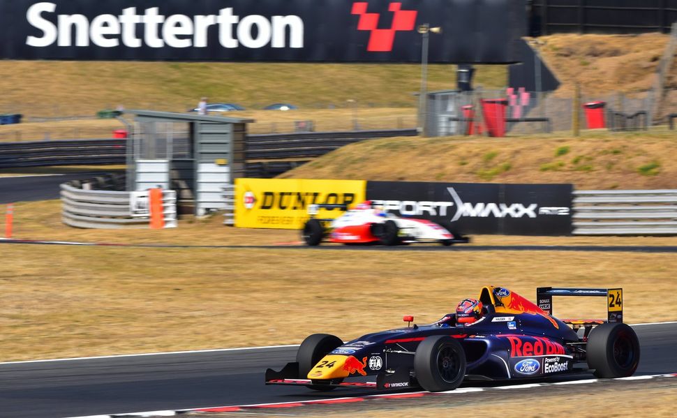 A photographic guide to Snetterton racing circuit.