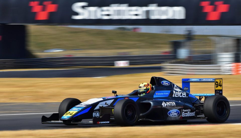 A photographic guide to Snetterton racing circuit.