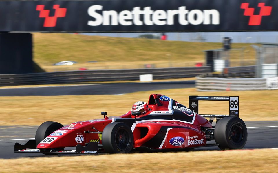 A photographic guide to Snetterton racing circuit.