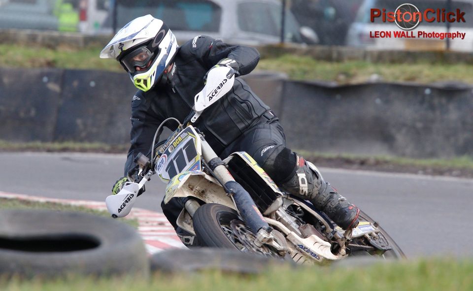 A photographic guide to Three Sisters motor racing circuit.