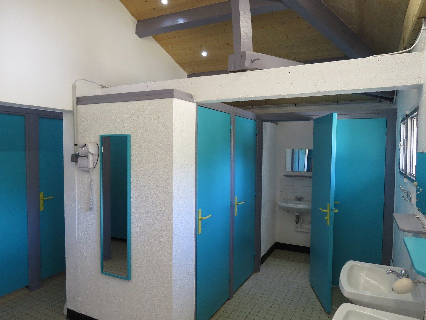 Camping avec grands sanitaires modernes