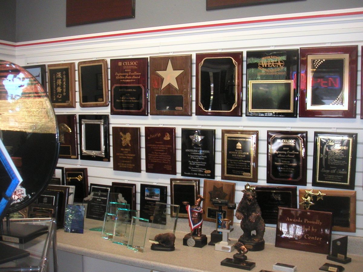 Home [www.awardandtrophycenter.com]