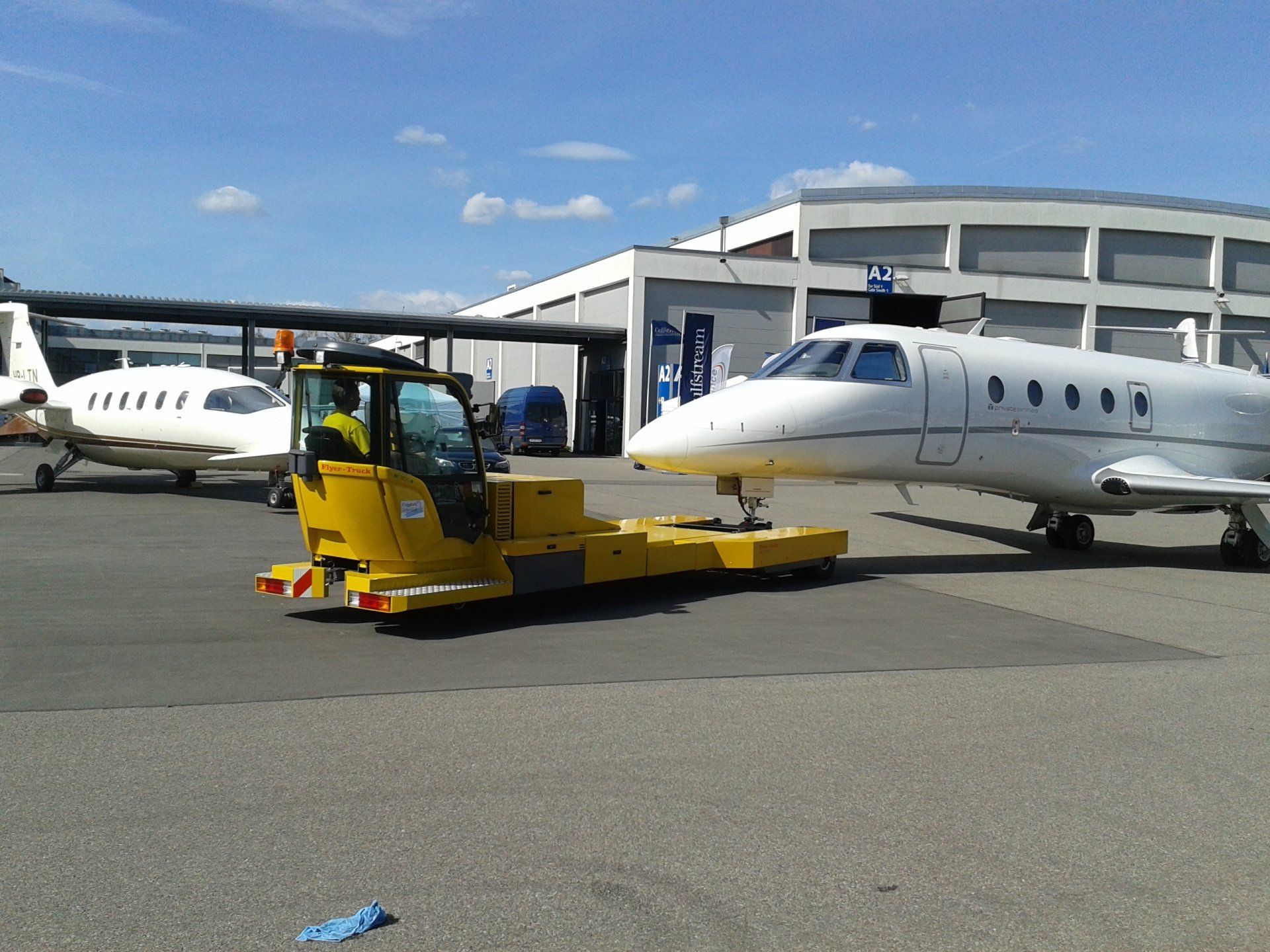 towbarless aircraft towing tug