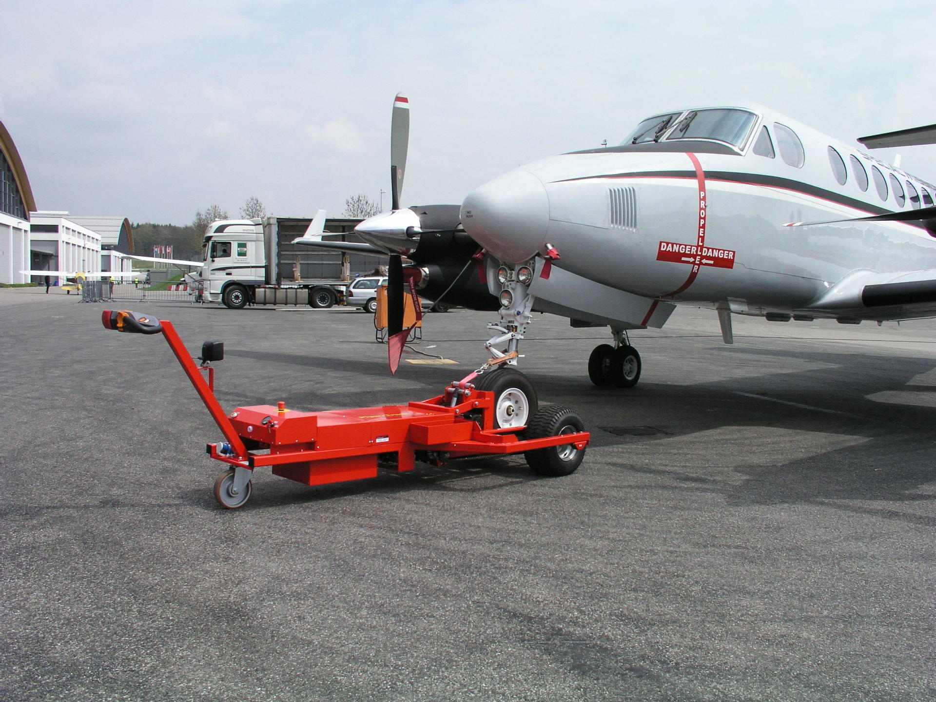 electric towbarless airplane towing vehicle