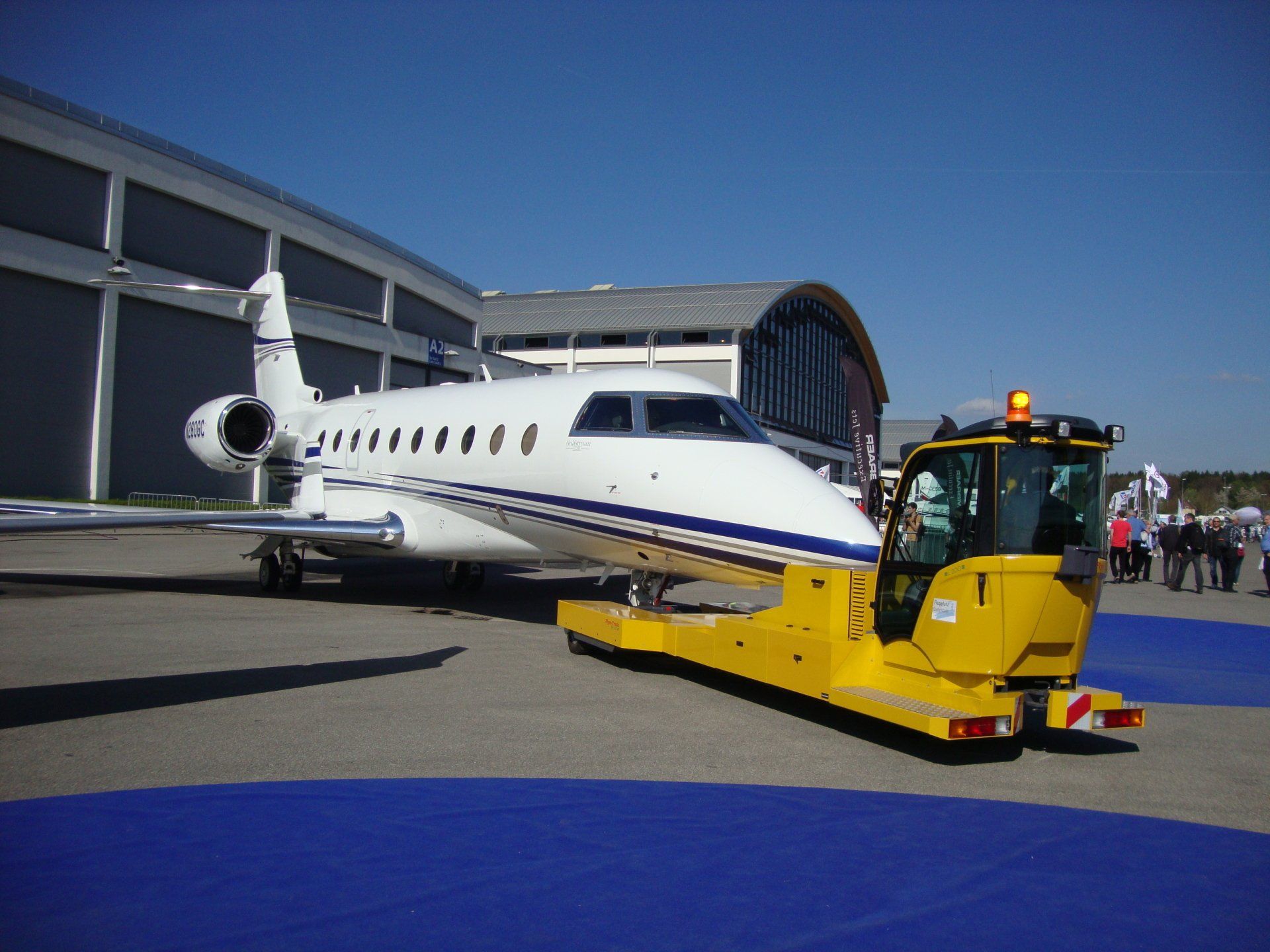 towbarless aircraft towing tug