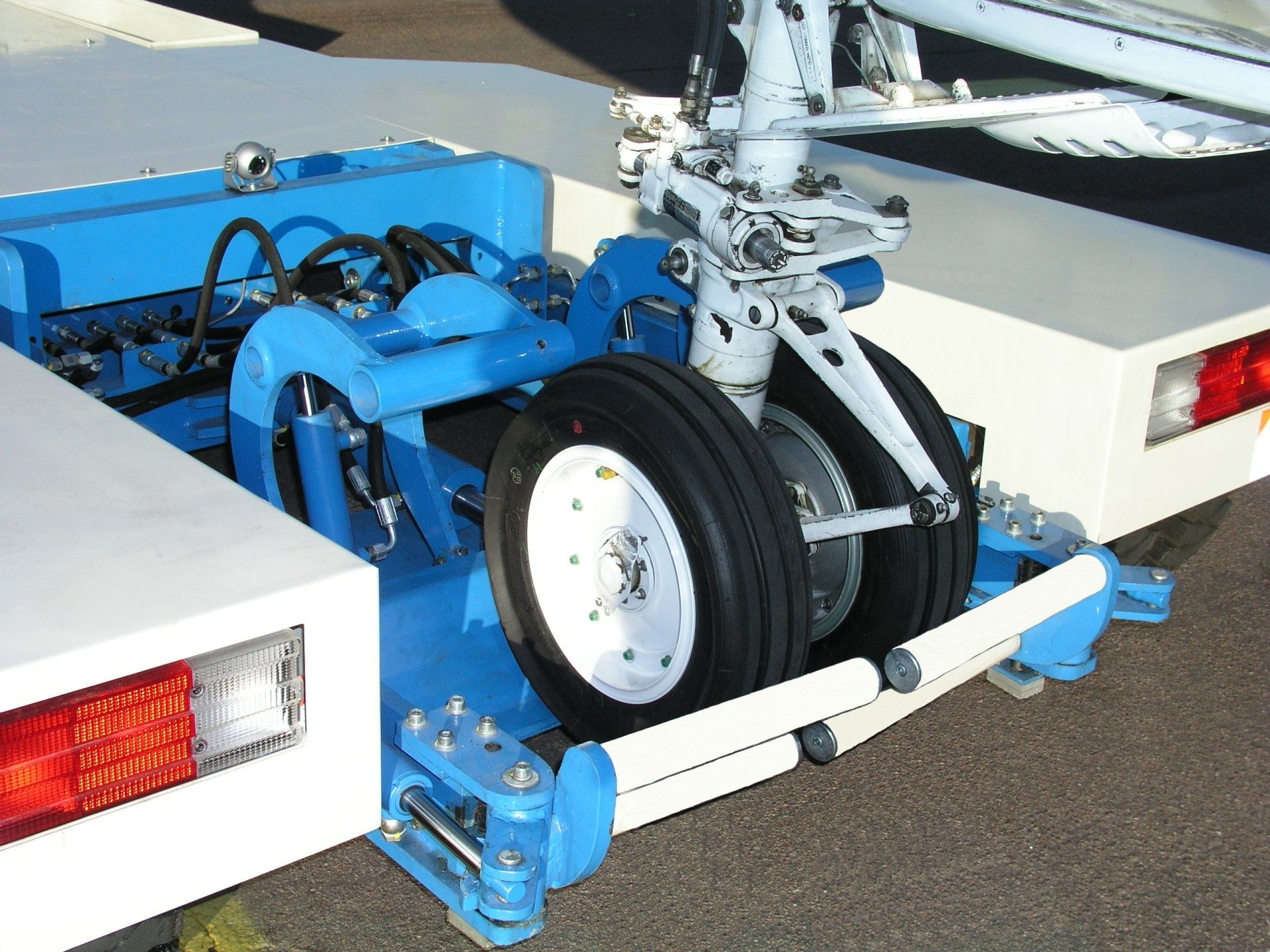 towbarless aircraft towing tug