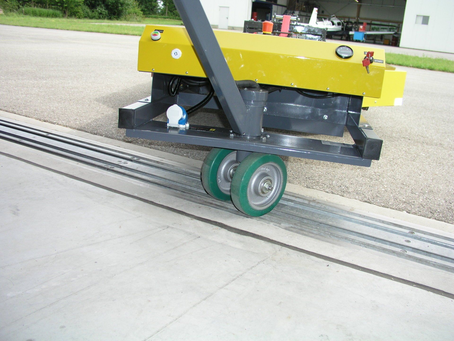 electrical towbarless aircraft mover